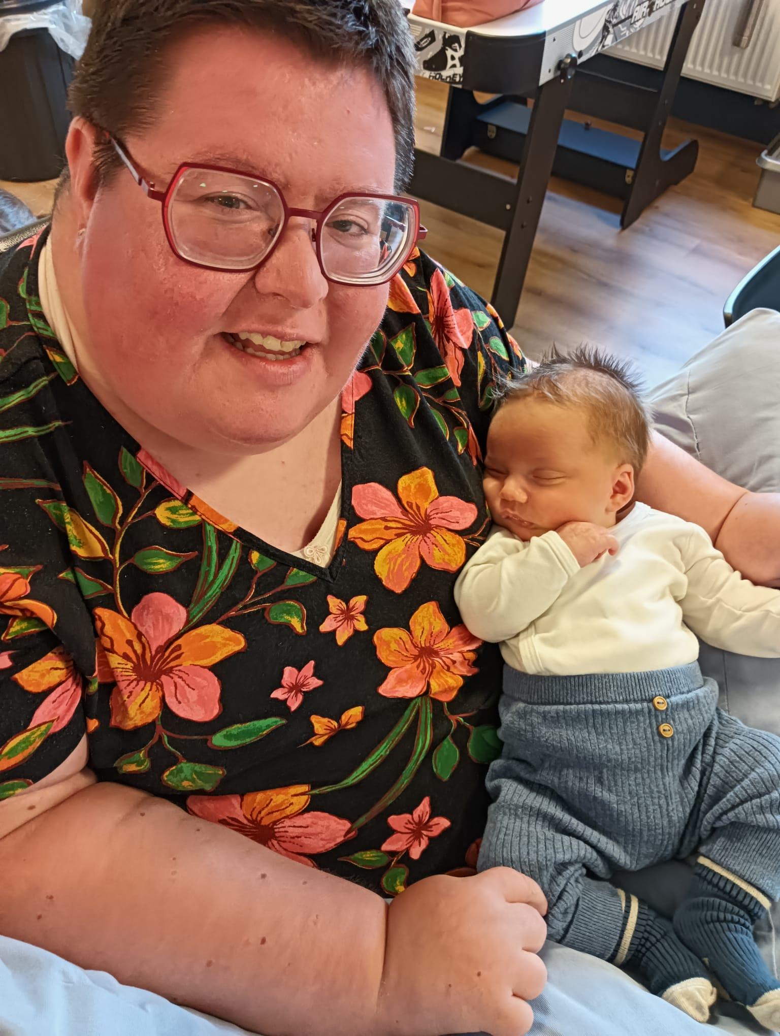 Begeleider Fran op bezoek met baby Maurice! | mekanders